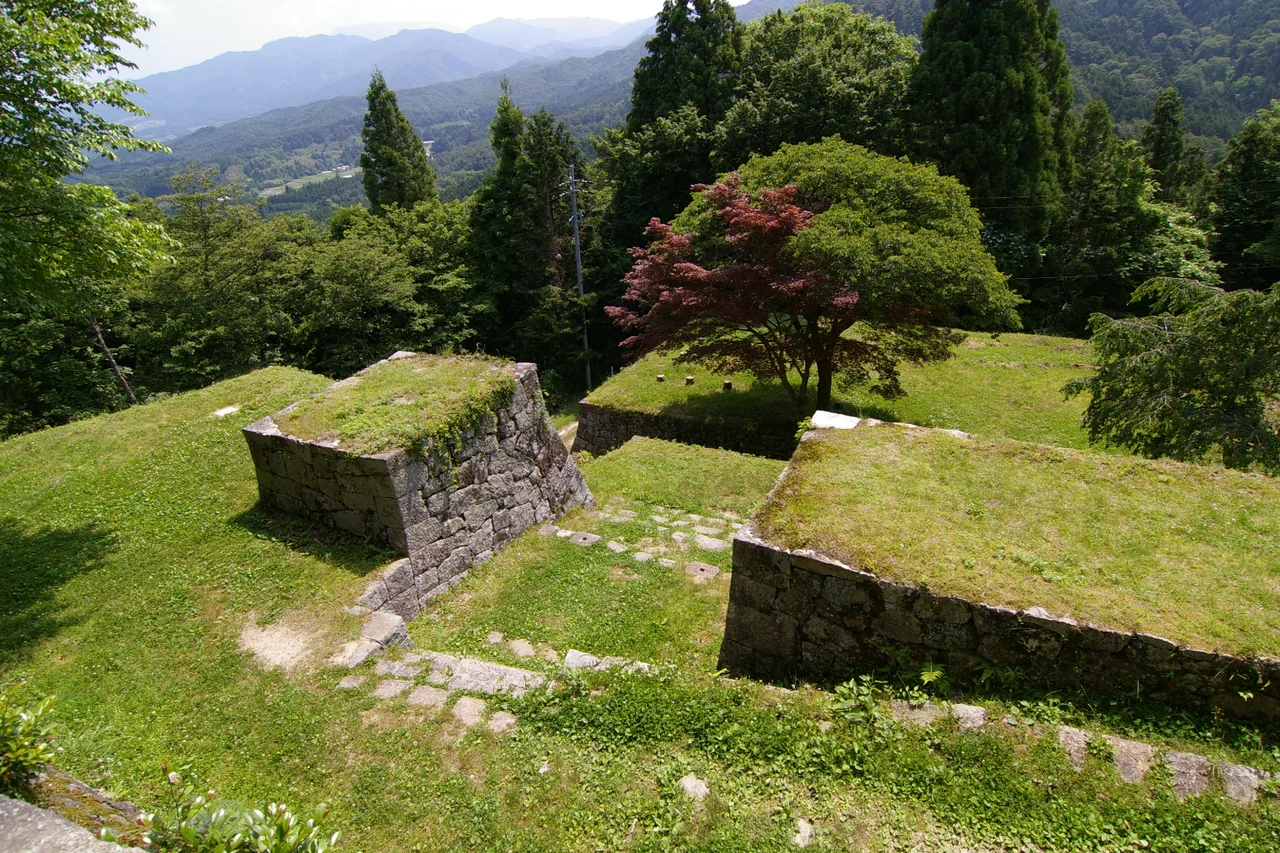 Iwamura Castle: The Misty Fortress and Its Lady Commander - Qualla